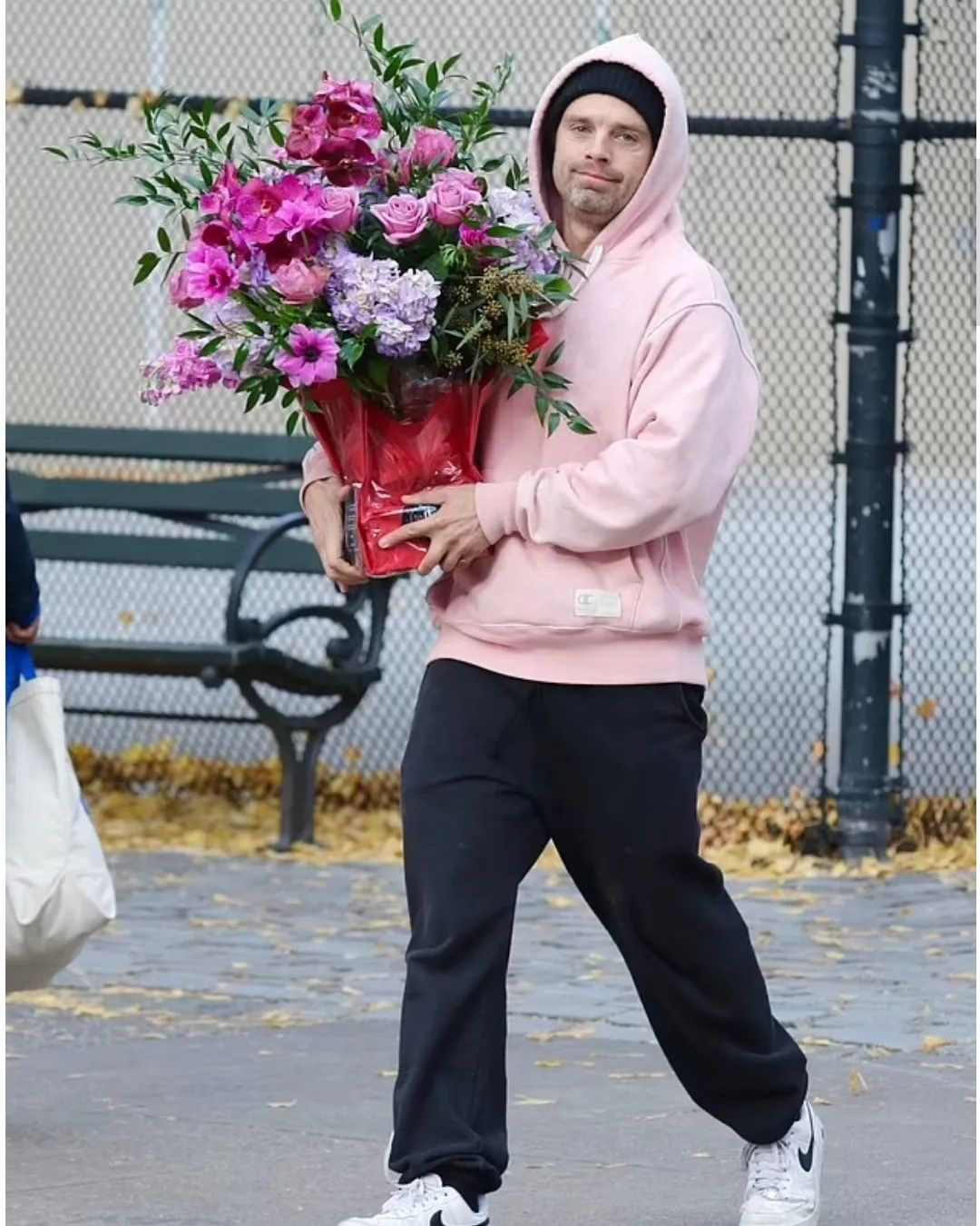 Che fiori sono quelli che Sebastian Stan stava portando il 12 dicembre ...